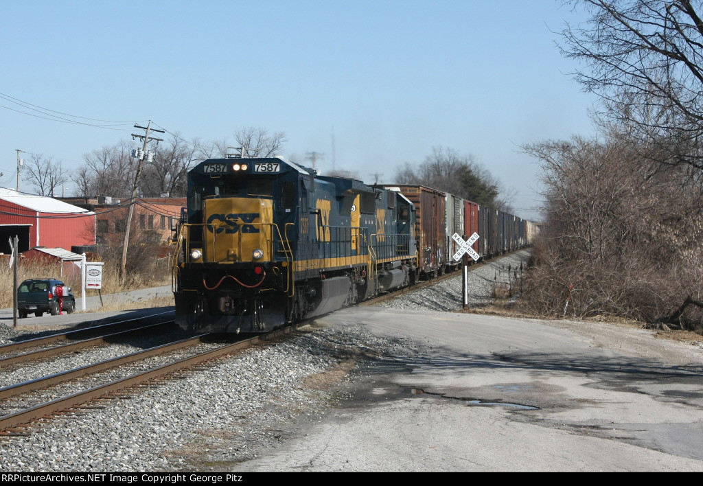 CSX 7587 and train D732